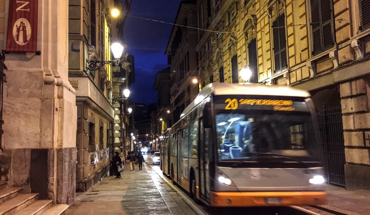 Via Balbi chiusa da giovedì 8 a sabato 10 giugno. I bus cambiano ...