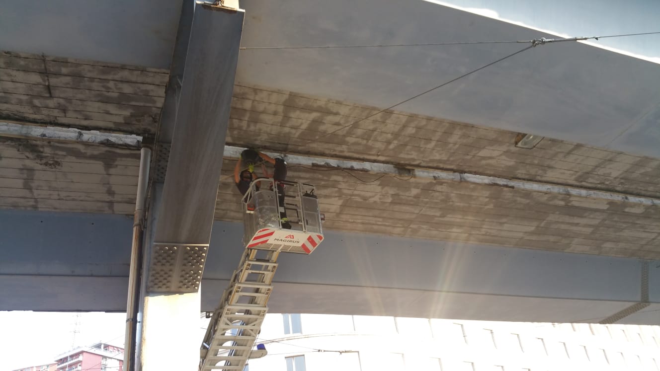 Ieri caduta di calcinacci dalla sopraelevata in via Gramsci ...
