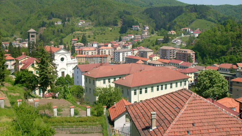 Masone, tenta uno scippo, poi insegue una minore. L'intero paese si ...