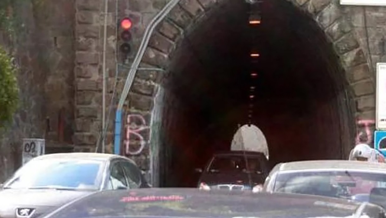 Un masso si distacca dalla volta di una galleria, chiusa la strada che ...