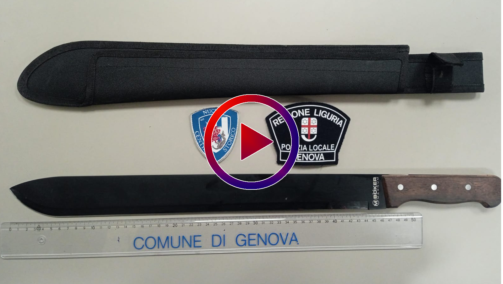 Il video dell'aggressione a Caricamento con un machete dalla lama lunga ...