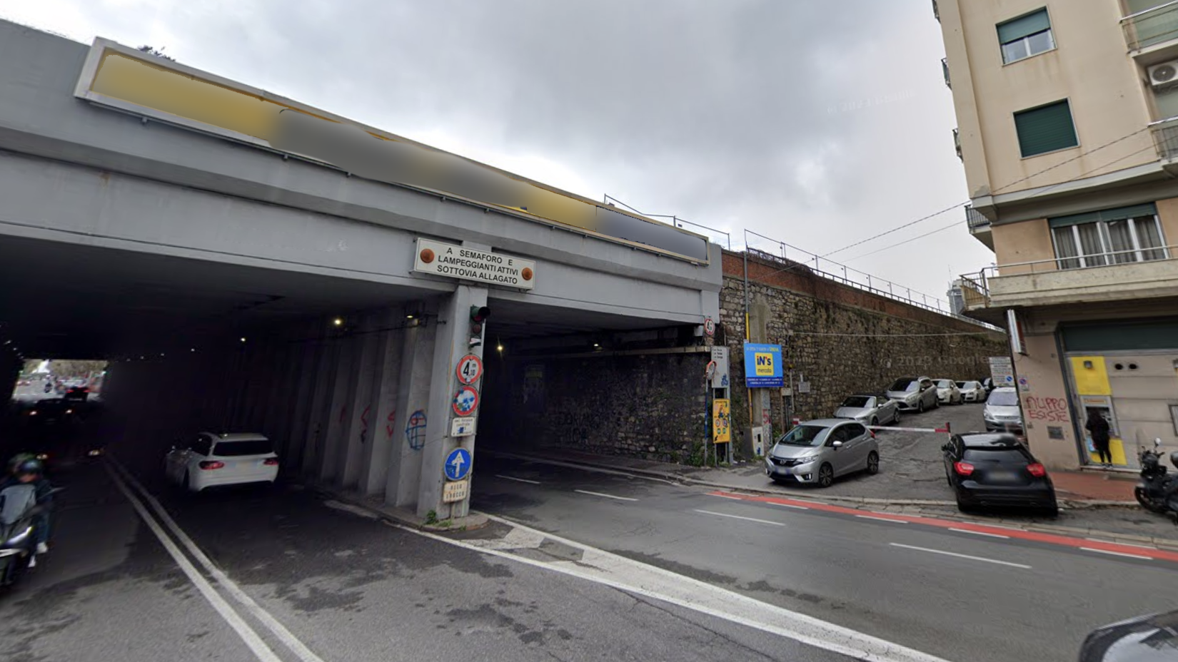 Attraversa sotto il fornice ferroviario, tra le colonne. Donna ...