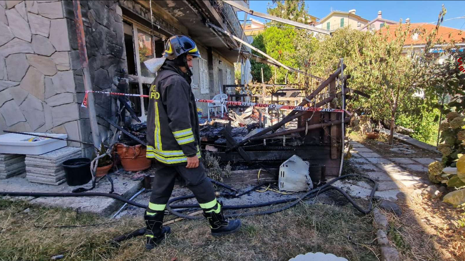 Scoppio in una palazzina, due bombole di gpl proiettate a 20 metri. L ...