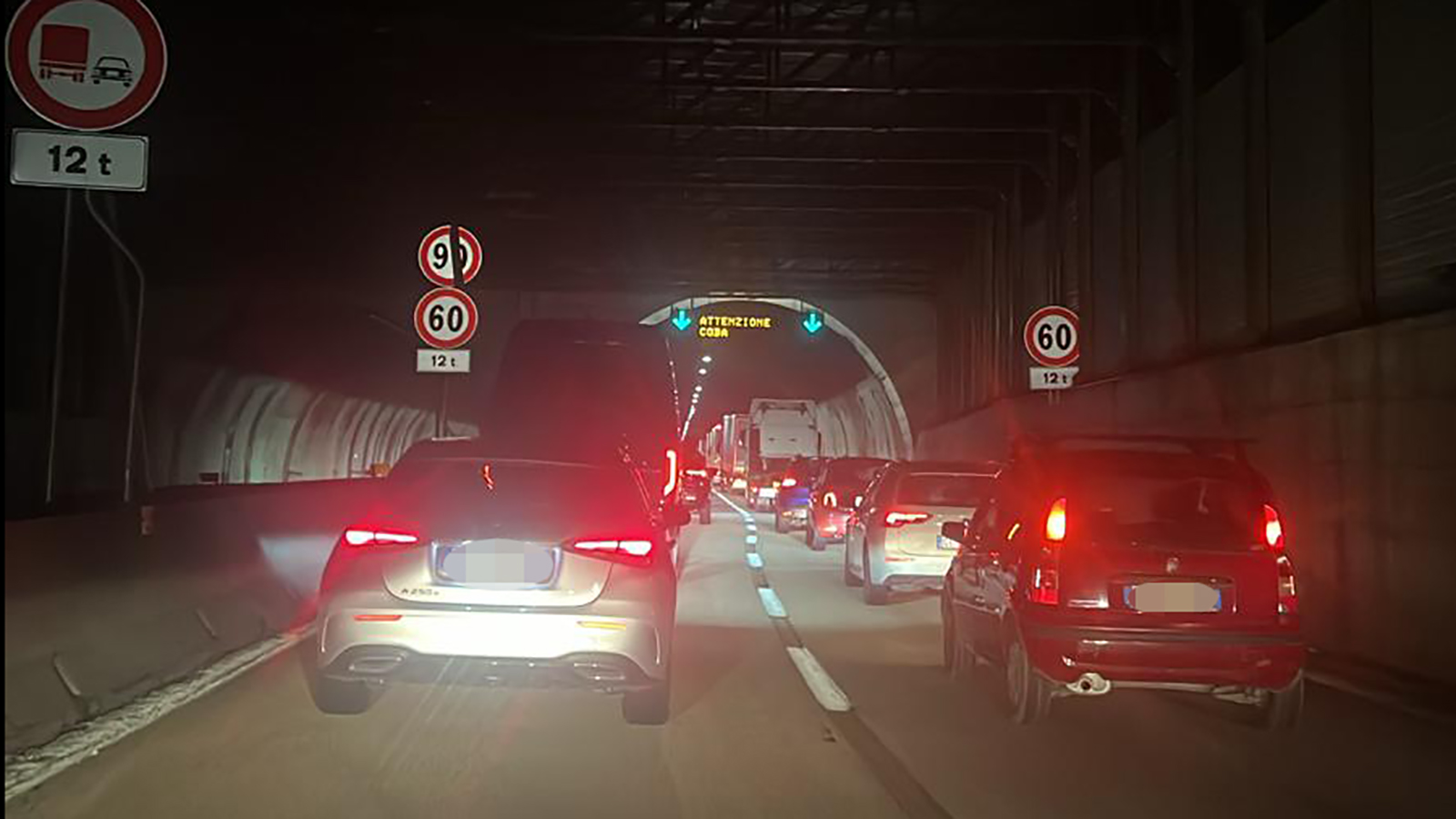 A10, code in entrambe le direzioni per traffico intenso, veicolo in ...