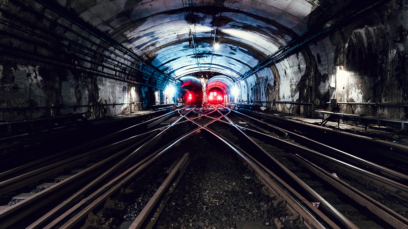 Passeggeri intrappolati da ore in un treno fermo in galleria tra ...