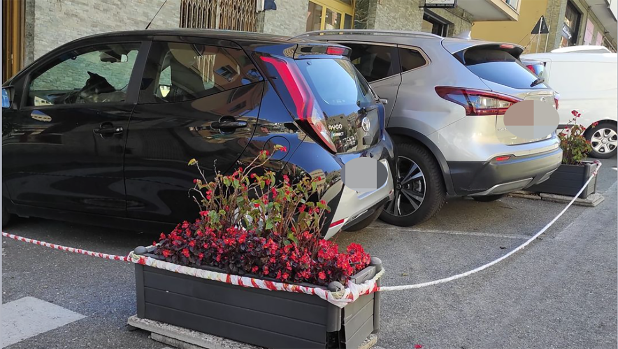 Posteggio delimitato con fioriere e catenelle in via Scribanti, sui ...