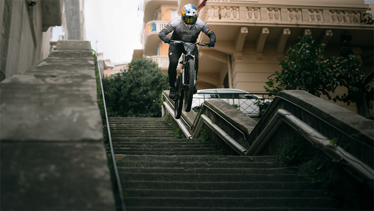 "Urban downhill", con la bici giù da scalinate e carruggi. Per la prima ...