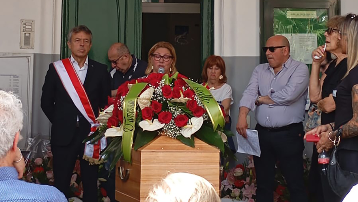 Una folla commossa a Voltri per il saluto laico a Maria Rosa Morlè, per ...