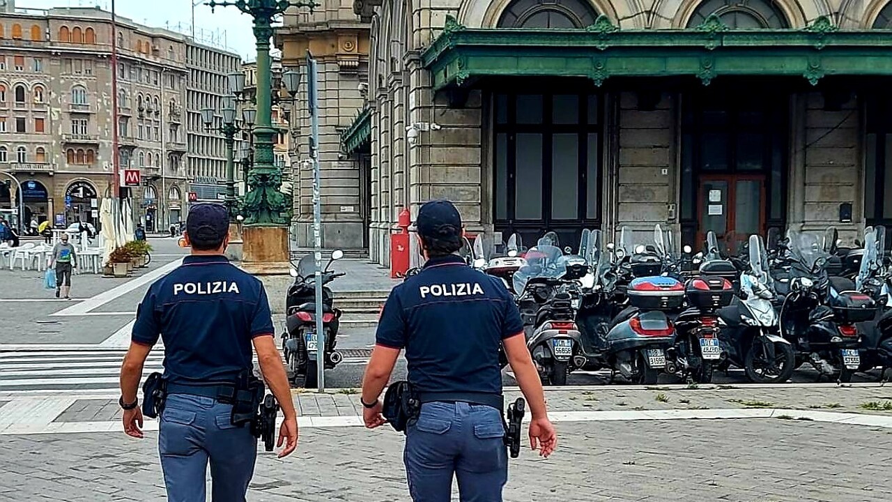 Puntano un ragazzo, lo seguono sul treno e lo rapinano con violenza. La ...