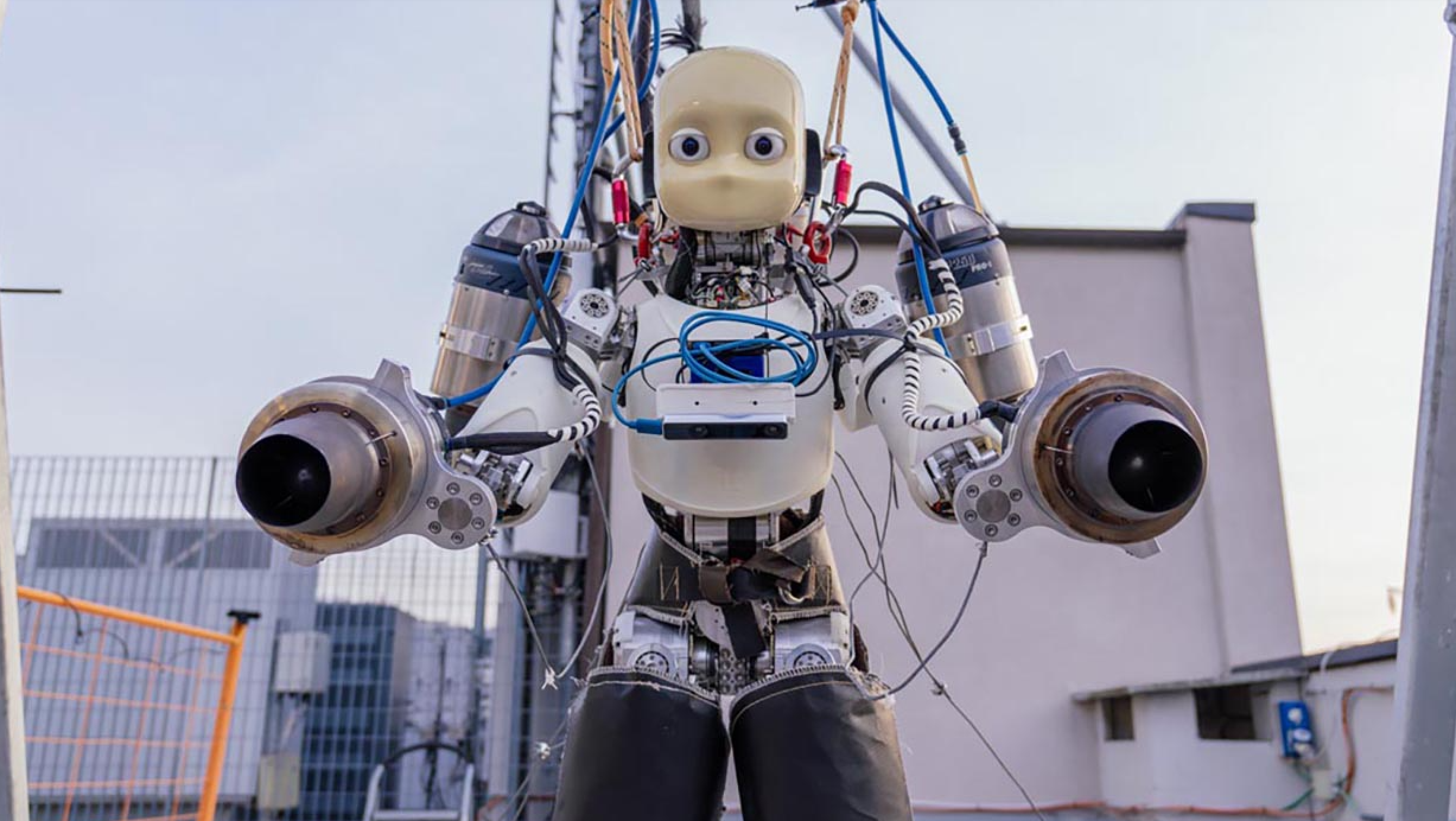 IIT: il primo robot umanoide con propulsori a getto vola a Genova ...