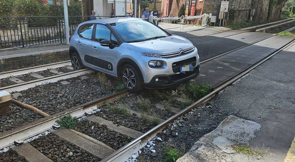 Pontetto, cede il freno a mano di un'auto e il mezzo finisce sui binari ...