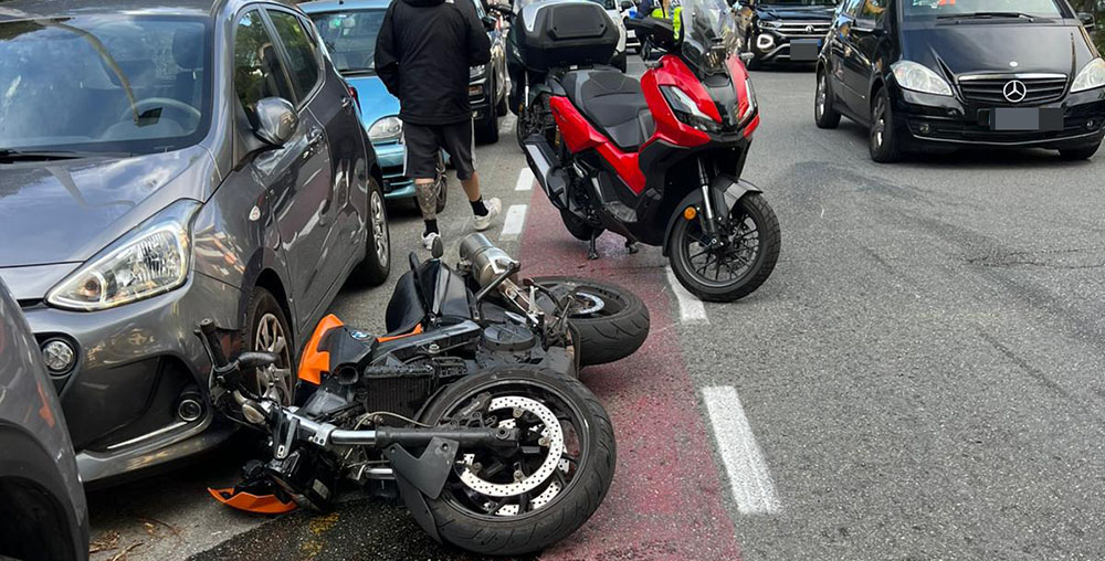 Via Boselli, moto contro auto in manovra: ferito un centauro, traffico ...