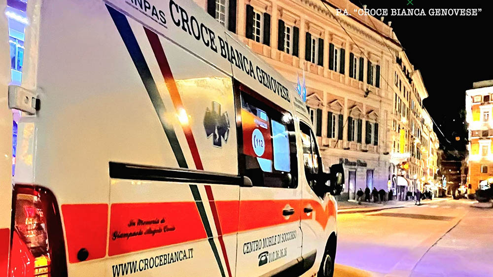 Notte movimentata in centro: giovane ferito e soccorso in piazza De ...