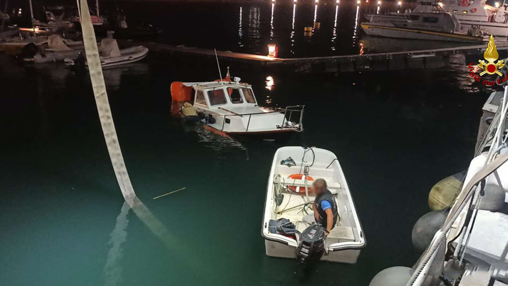 Barca affonda alla Marina Molo Giano, recupero nella notte con ...